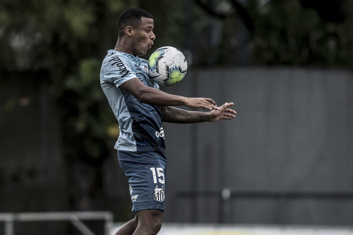 Arthur Gomes comemora 4 anos do primeiro jogo em que foi relacionado