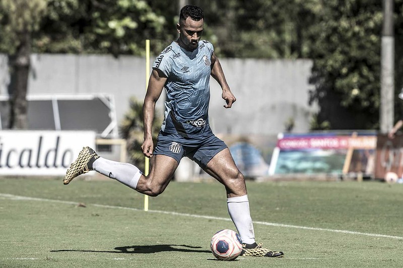 Derick vai treinar com os profissionais e pode ser opção no Santos ...