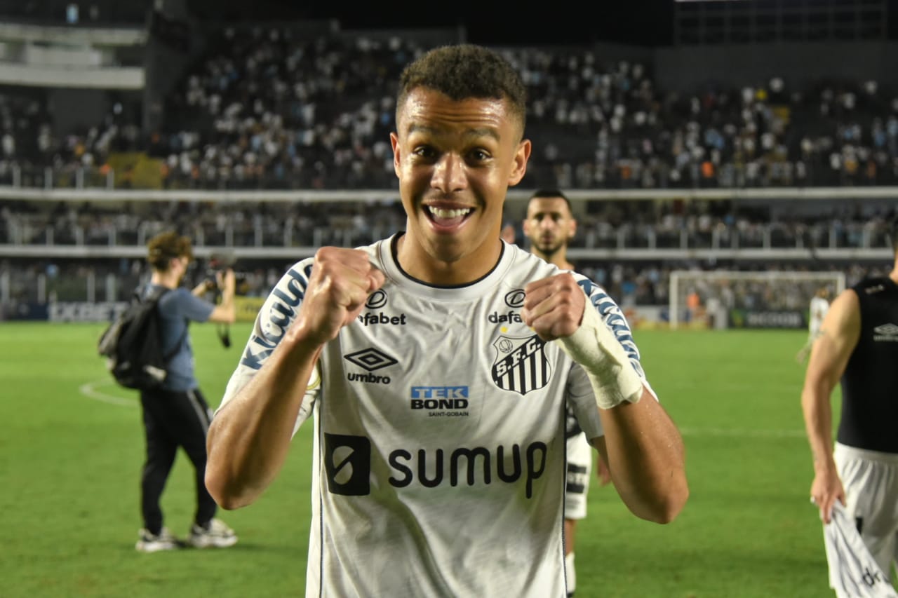 Sandry comemora retorno e se declara ao Santos: "Clube que escolhi amar"