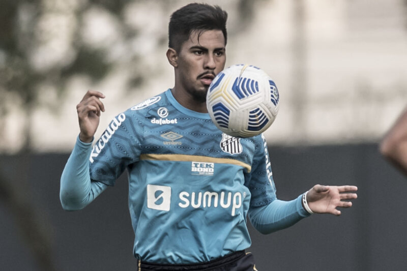 Após ser "devolvido" para base, Ivonei busca recomeço no Santos