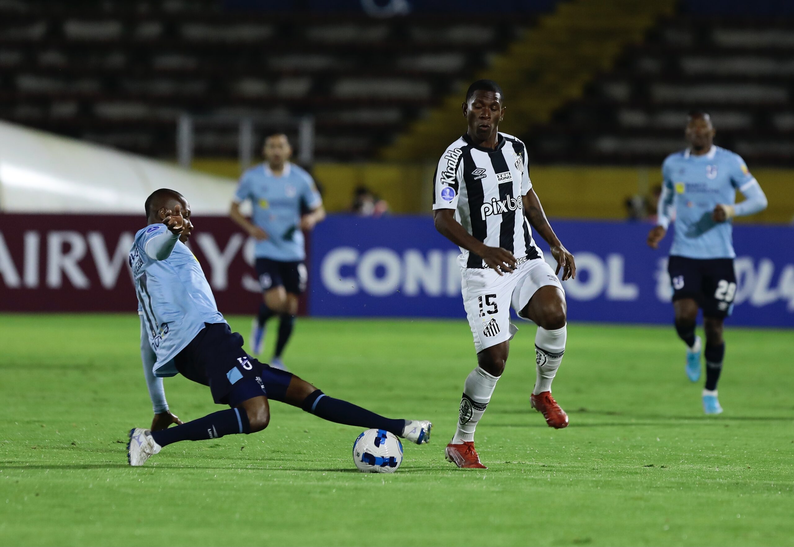 Angulo valoriza força do elenco após gol de Rwan Seco