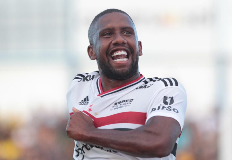 Santos negocia contratação do atacante Jonas Toró, do São Paulo