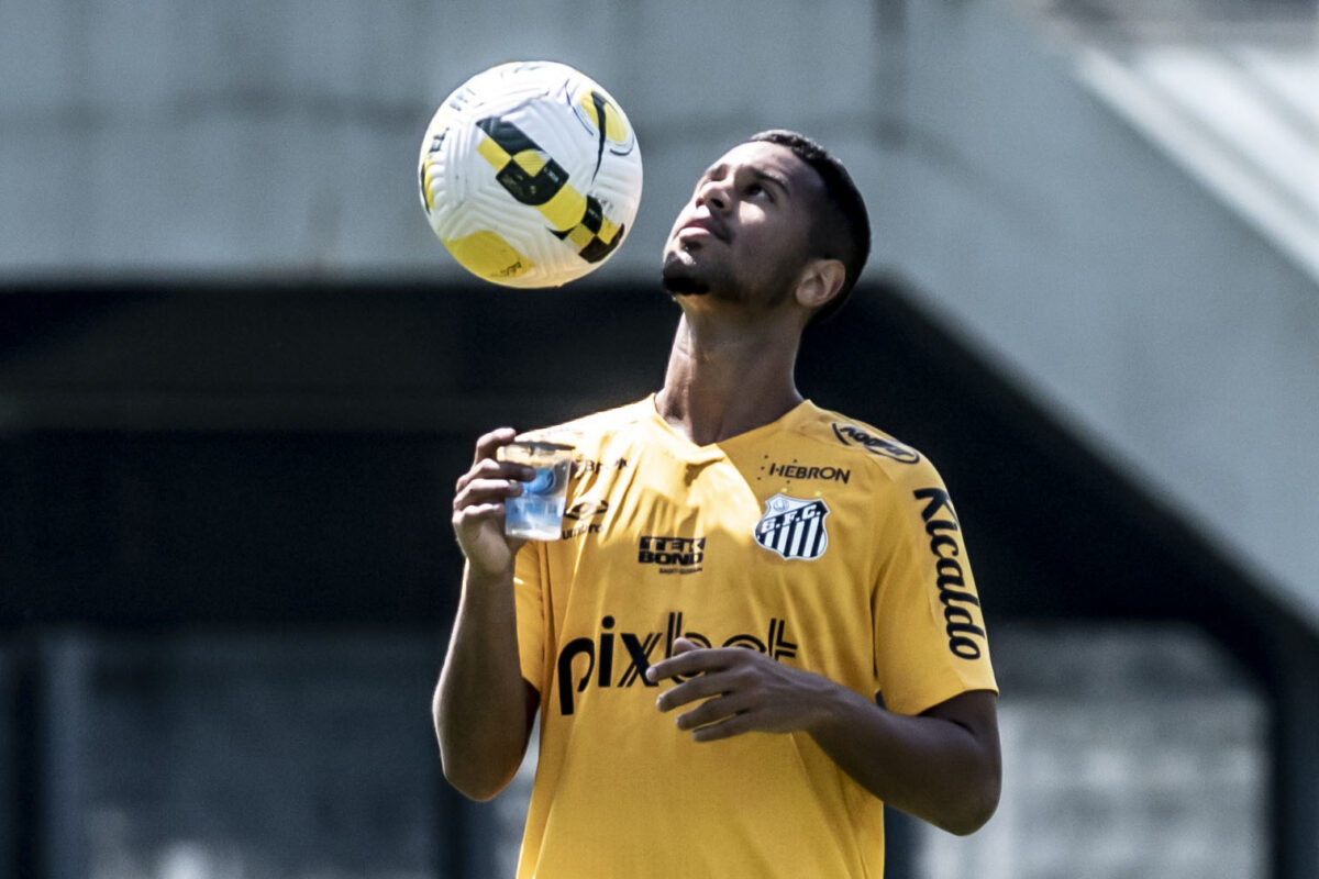Ed Carlos ganha elogios de interino no Santos: "É diferenciado"