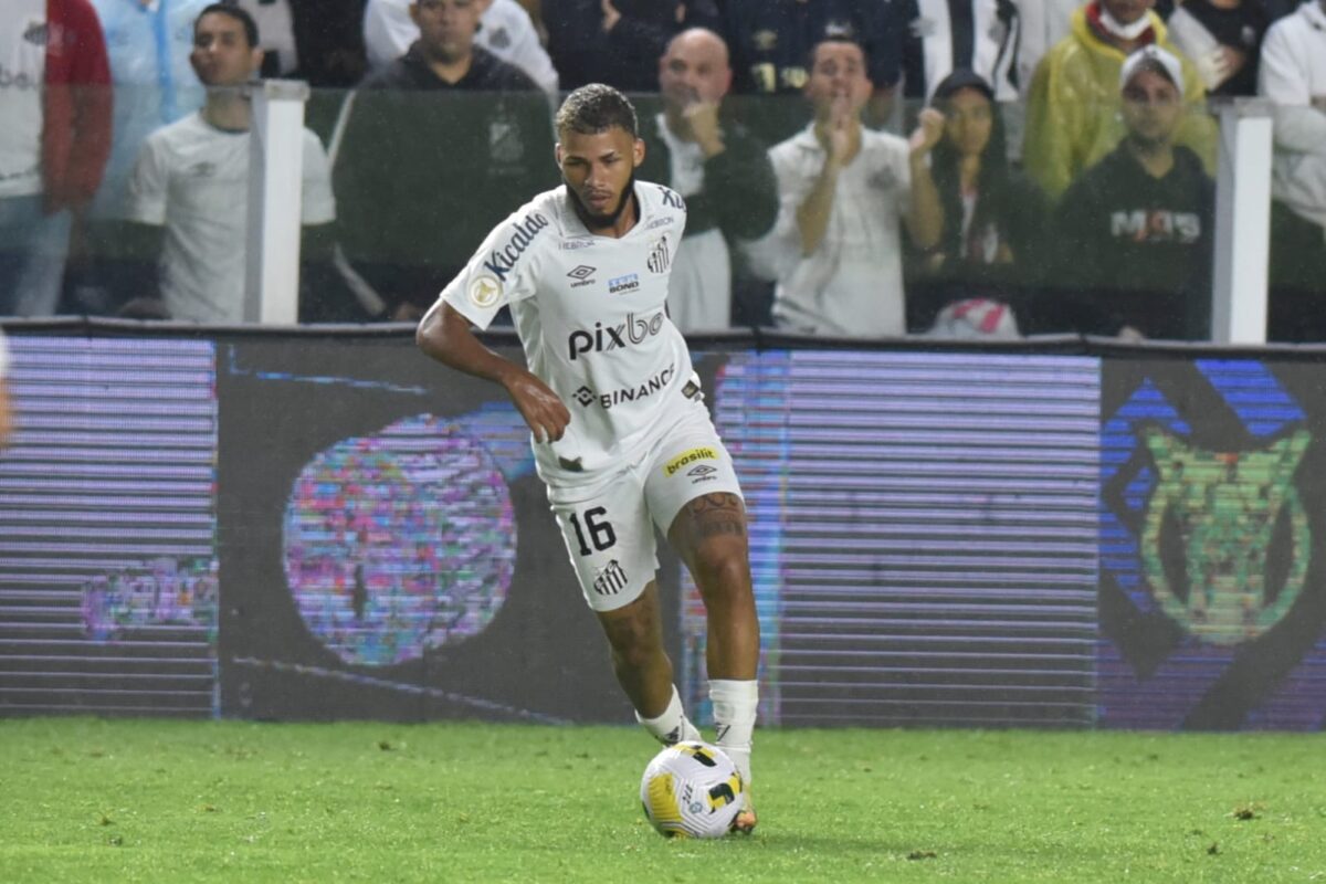 Nathan estreia com a camisa do Santos após um mês no clube