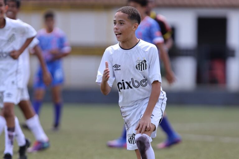 Menino da Vila se inspira em Rodrygo e brilha no sub-13