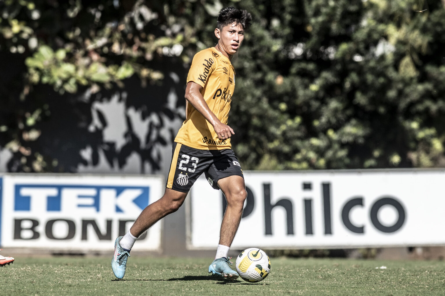 Miguelito treina com o elenco profissional do Santos neste sábado