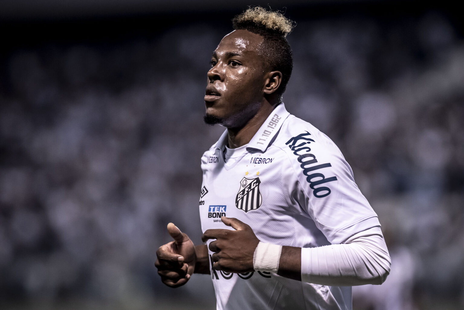 Santos solicita o retorno antecipado de Jhojan Julio para LDU