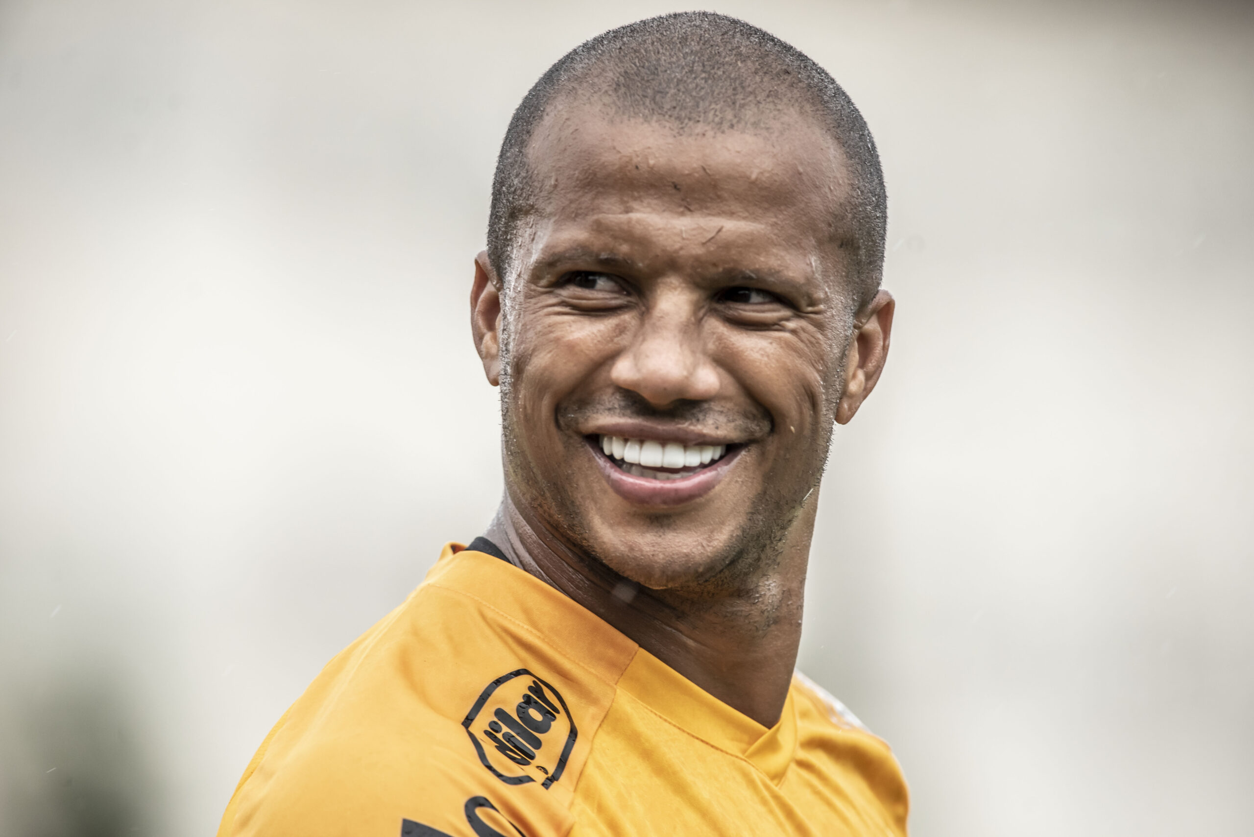 Após nova bateria de exames, Carlos Sánchez é liberado para treinos e ...