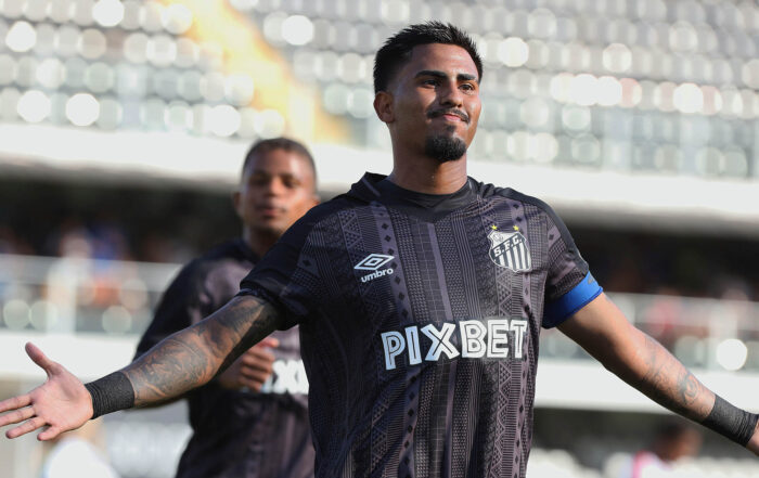 Após sucesso na base, Ivonei se reapresenta com os profissionais nesta ...