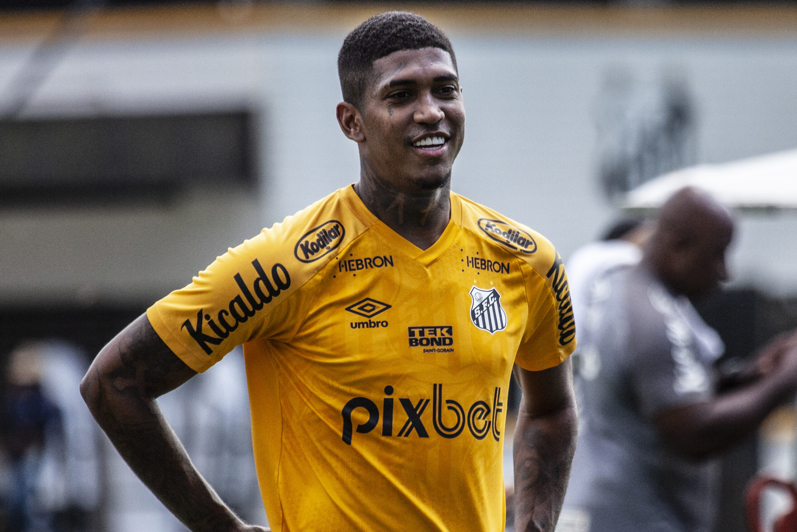 Com saída emperrada, Raniel treina e volta aos planos do Santos