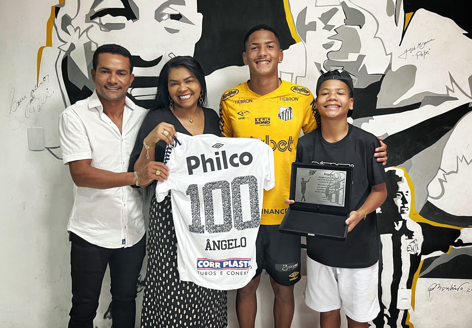 Ângelo completa 100 jogos pelo Santos e ganha homenagem do clube ... Ângelo completa 100 jogos pelo Santos e ganha homenagem do clube ...