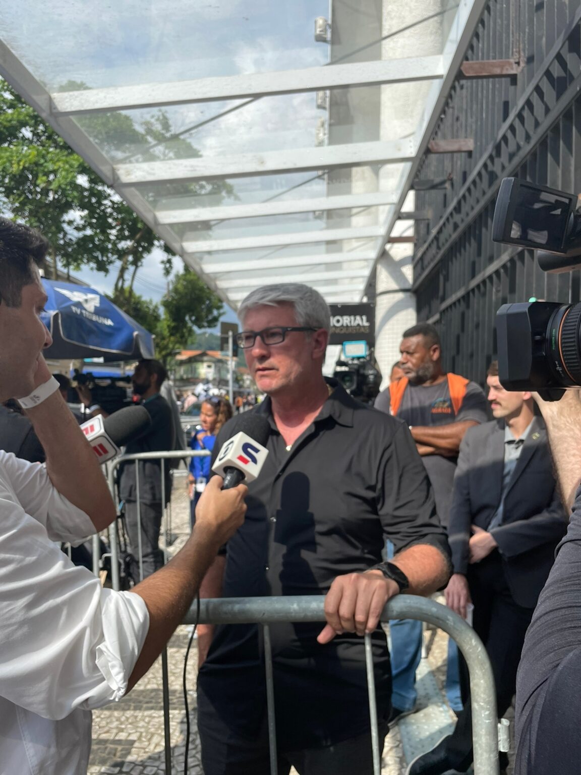 Hellmann chega ao velório do Rei e fala em repetir sucesso; Falcão ...