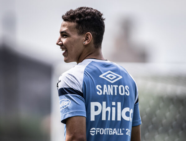 Rueda anuncia a renovação com o atacante Deivid por mais três temporadas