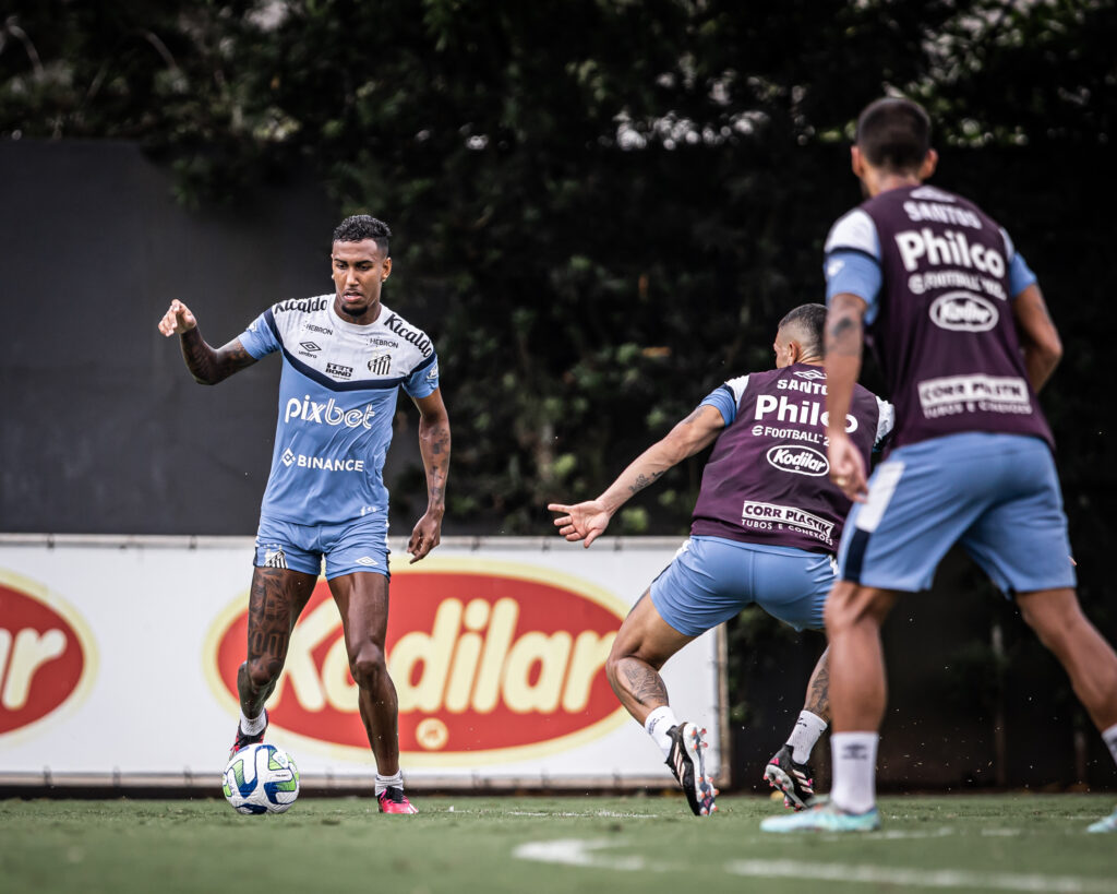 Com Rwan Seco, Odair comanda treino técnico no CT Rei Pelé