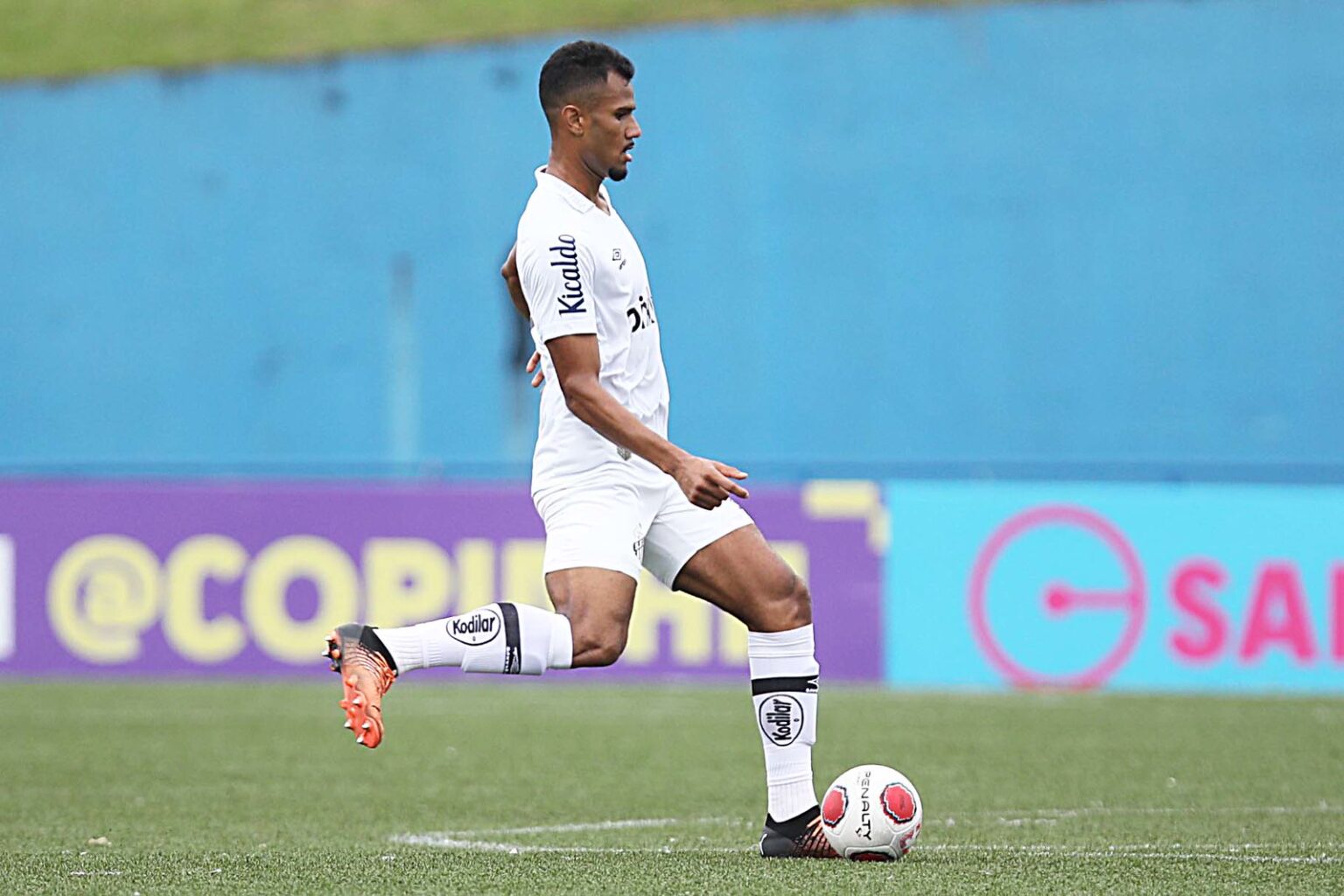 Pouso Alegre faz proposta de empréstimo pelo zagueiro Derick, do Santos ...