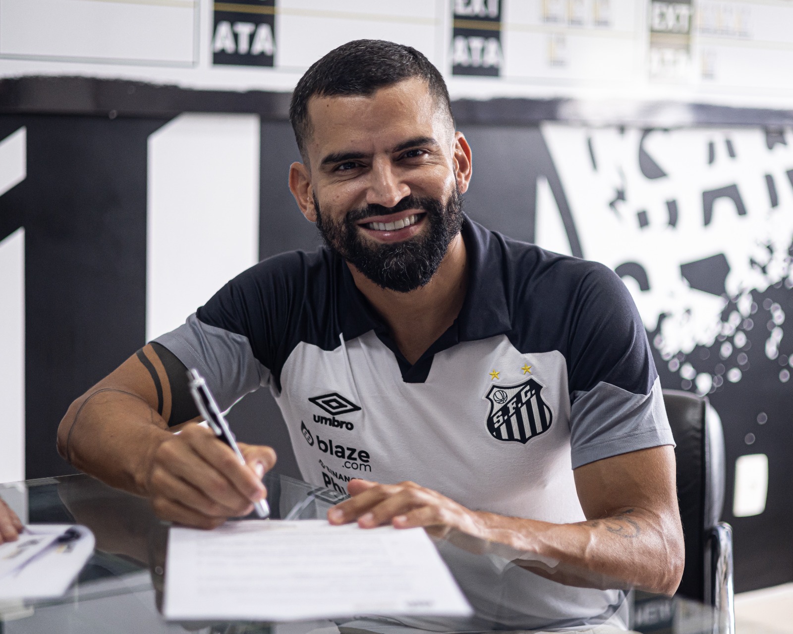 Santos anuncia oficialmente a contratação de Tomás Rincón - Diário do Peixe