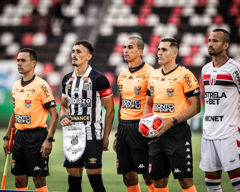 No Apito: Árbitro da estreia, João Vitor Gobi apita Santos e Guarani ...