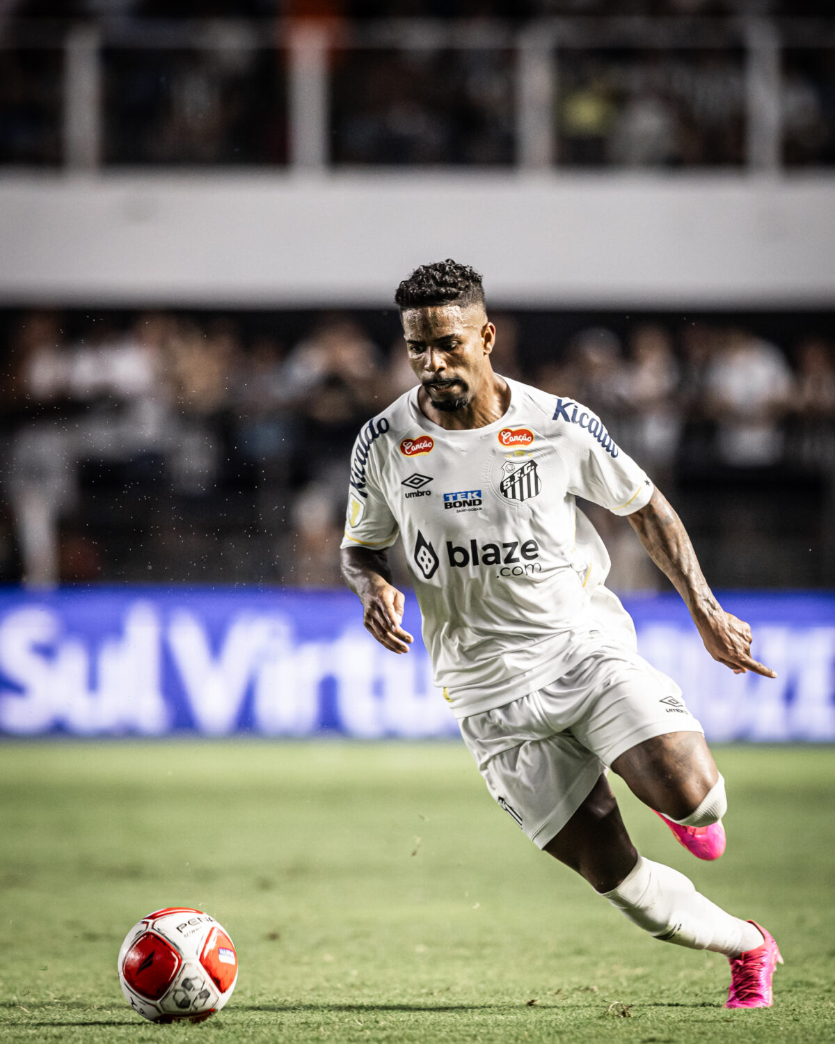 Hayner comemora primeiro gol pelo Santos, mas vê empate amargo em ...