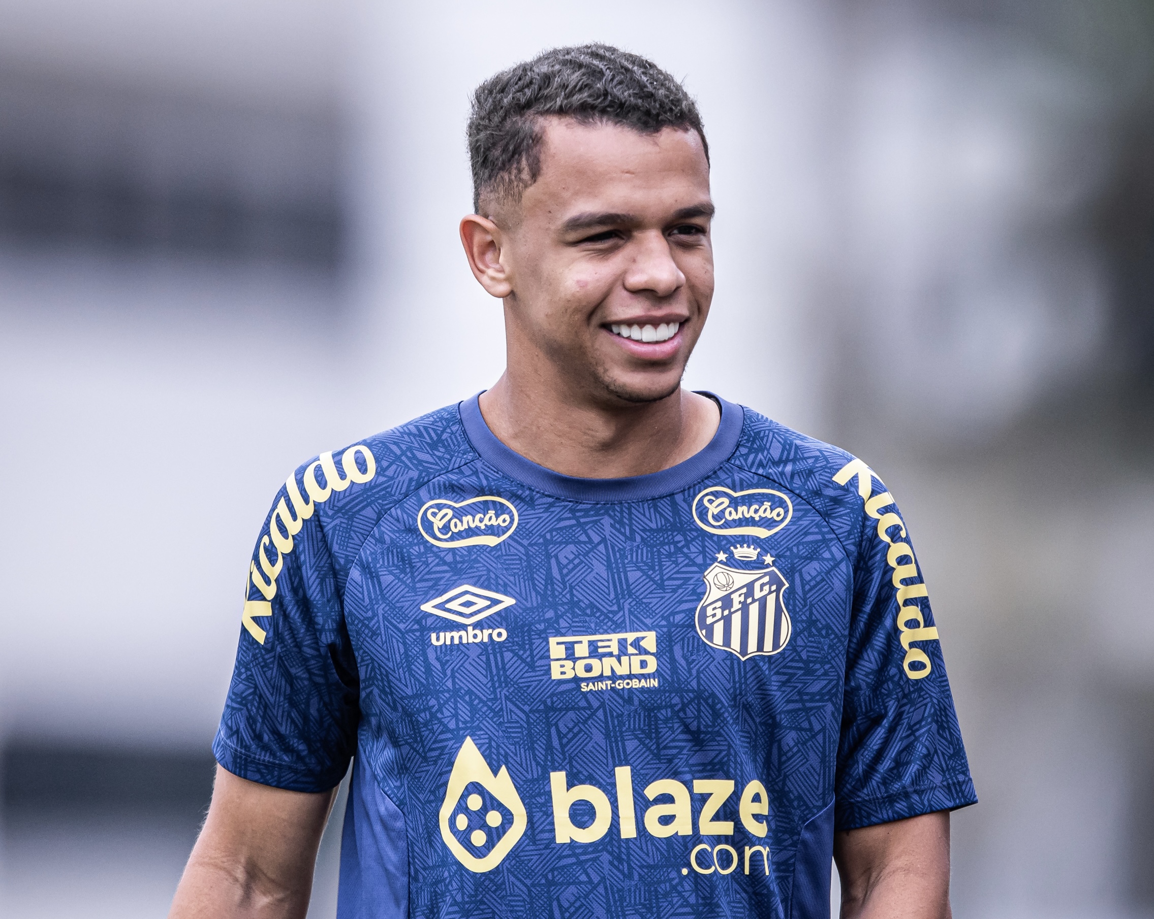 Com futuro indefinido, Sandry se reapresenta no Santos na sexta ...