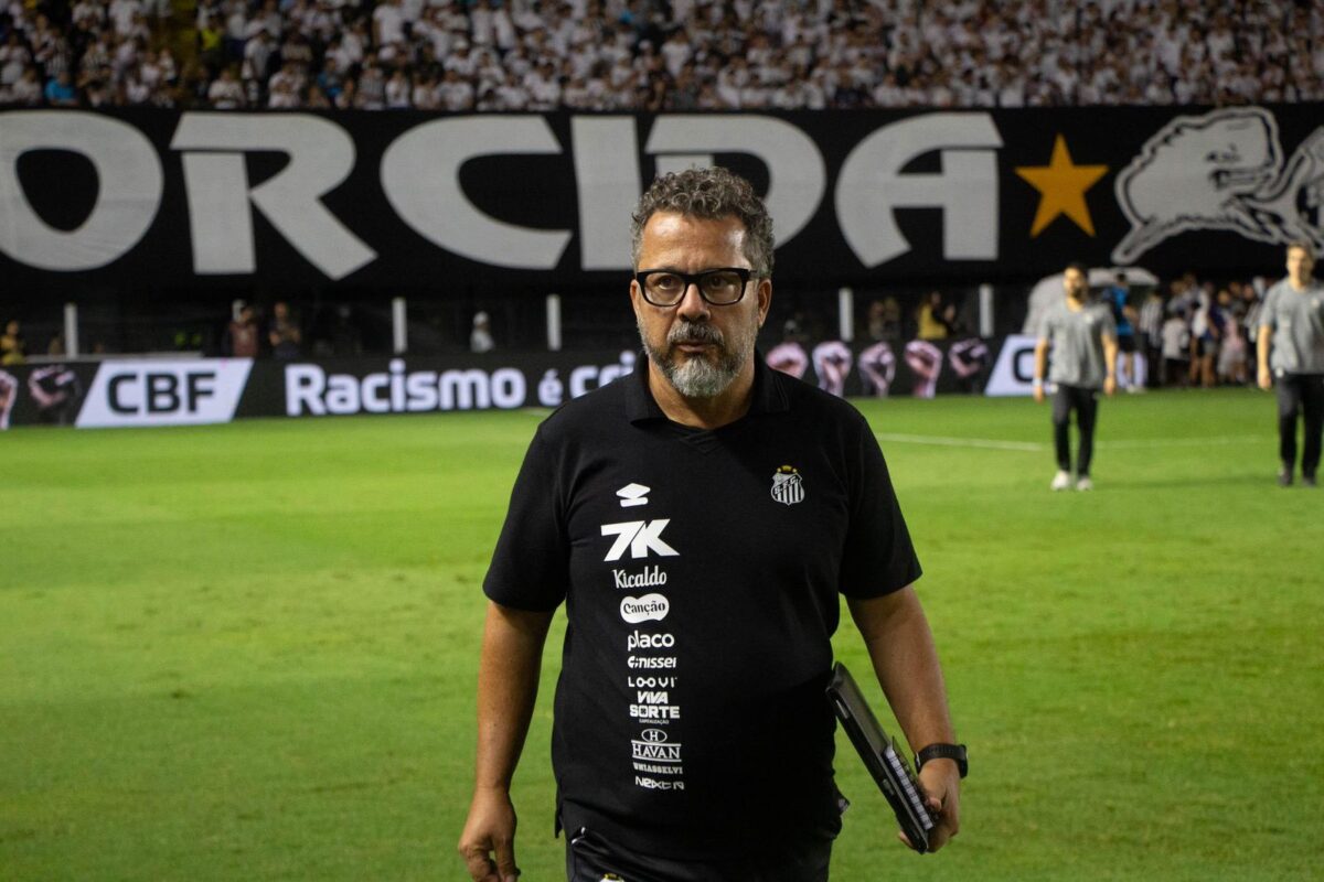 Cleber Xavier diz que bola queimou no Santos e fala em novos conceitos ...