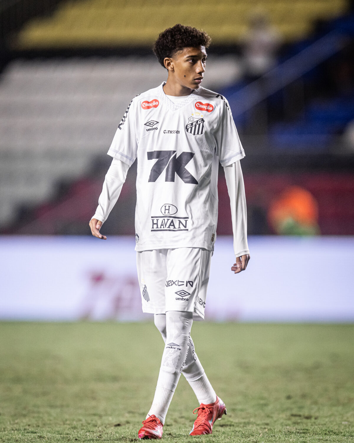 Perto de renovação, Robinho Jr. estreia pelo profissional do Santos ...