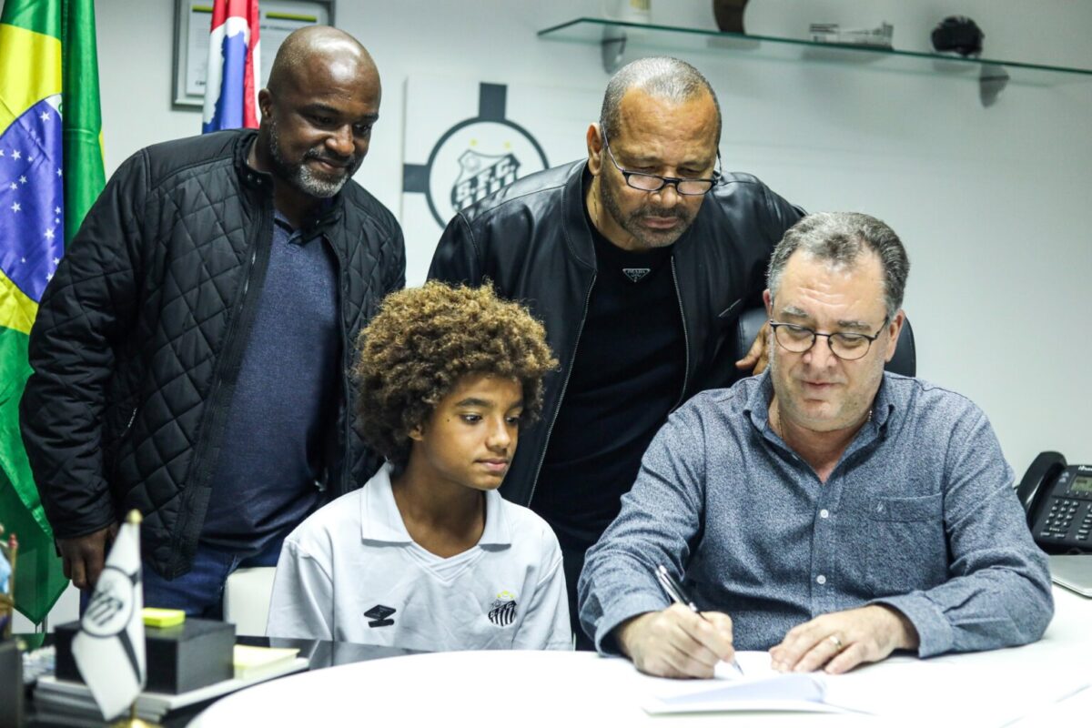 Santos oficializa acordo de licenciamento de imagem e plano de carreira para Kauan Basile ...