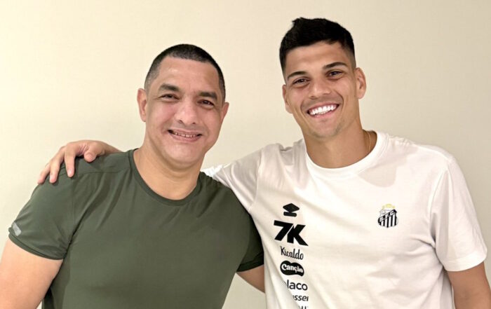 Fábio Costa visita delegação do Santos em Salvador e posa com Brazão ...